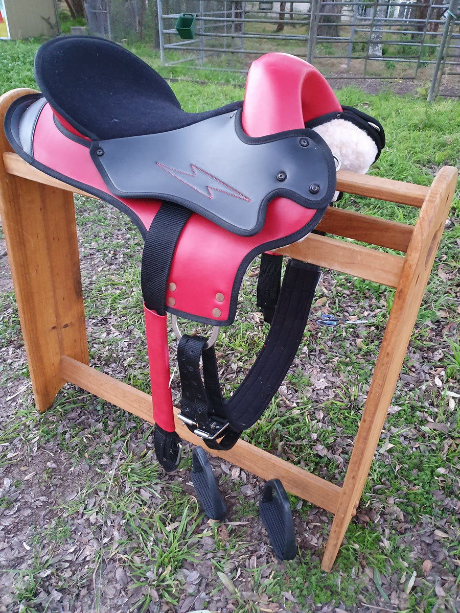 Sporty Red / Black- Endurance Saddle – Payless Saddlery